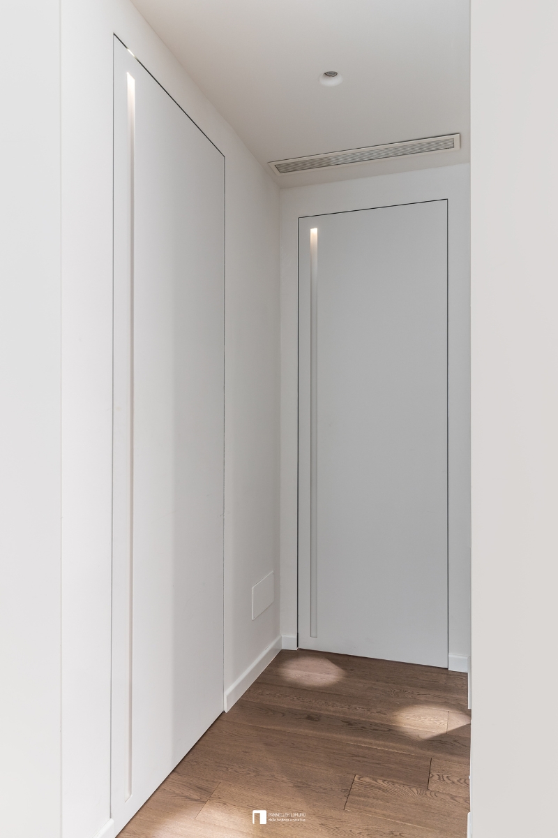 Full-height invisible hinged doors | Invisible-door